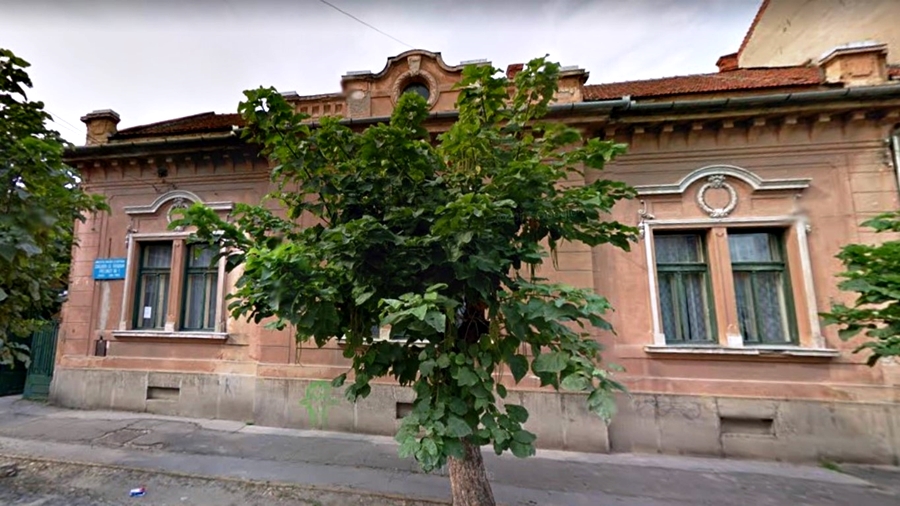 Un clan tiganesc din Lugoj a pus mana pe imobilul in care functioneaza ...