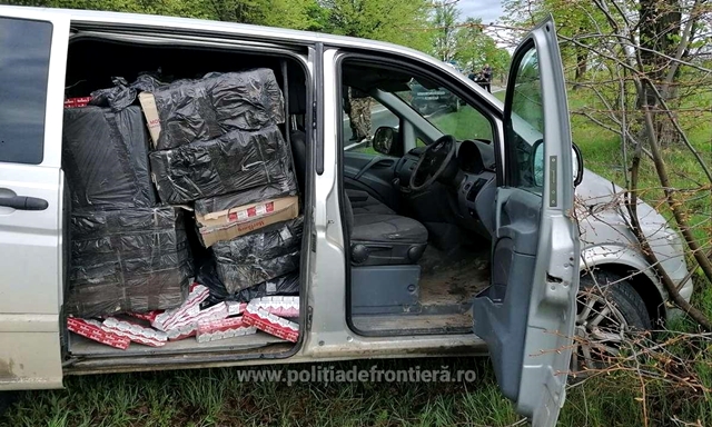 Traficantii de tigari au abandonat un microbuz cu marfa de peste 50.000 ...