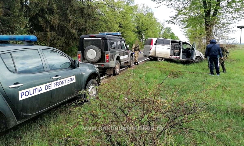 Traficantii de tigari au abandonat un microbuz cu marfa de peste 50.000 ...