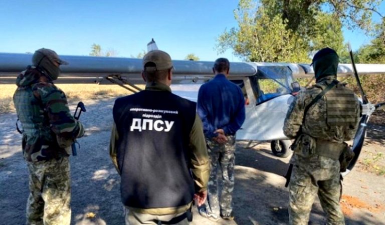 Unul dintre pilotii de avioane usoare, care aduc in Romania tigari de ...