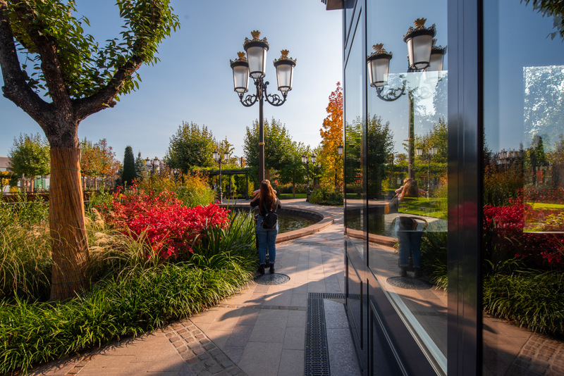 FOTO. Toamna isi etaleaza culorile spectaculoase in parcul din Iulius Town Timisoara! Peisaj de ...
