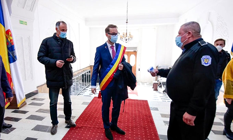 De astazi, steagul USR flutura deasupra Primariei Timisoara! Cetateanul ...