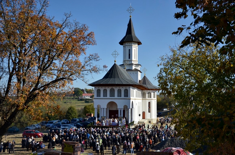 PRAZNIC. Manastirea din satul natal al Patriarhului Daniel, ocrotita de ...
