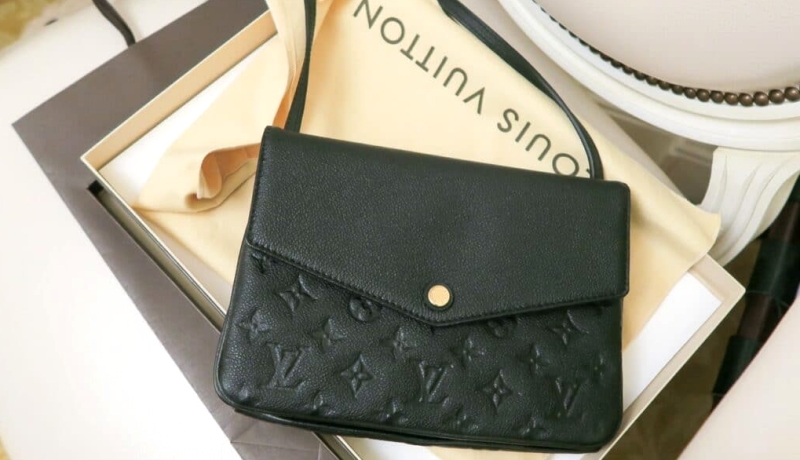 O tanara care si-a comandat o poseta Louis Vuitton pe internet, data in ...