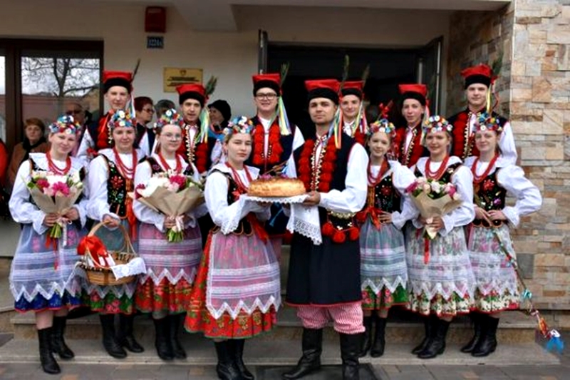 Polonezii din Bucovina au participat la ceremonialul impartirii cu oul ...