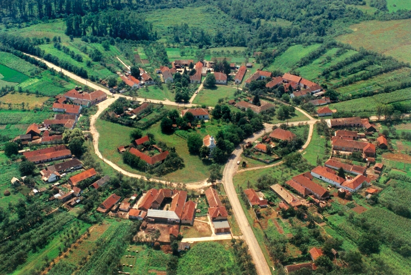 Singurul sat rotund din Romania, Charlottenburg, din judetul Timis ...