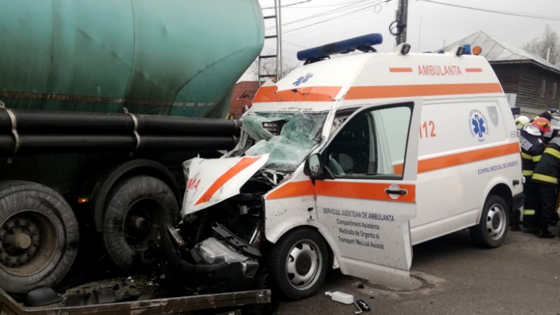 O ambulanta care transporta un pacient, implicata intr-un accident ...
