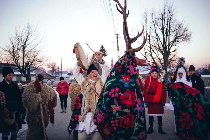 VIDEO Traditii de Ajun si Craciun la romani. Umblatul cu Capra, cel mai raspandit obicei al ...