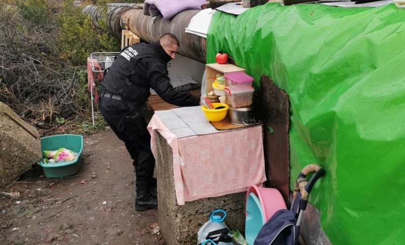 Colibe improvizate de homelessi, in zona unei piete din centrul ...
