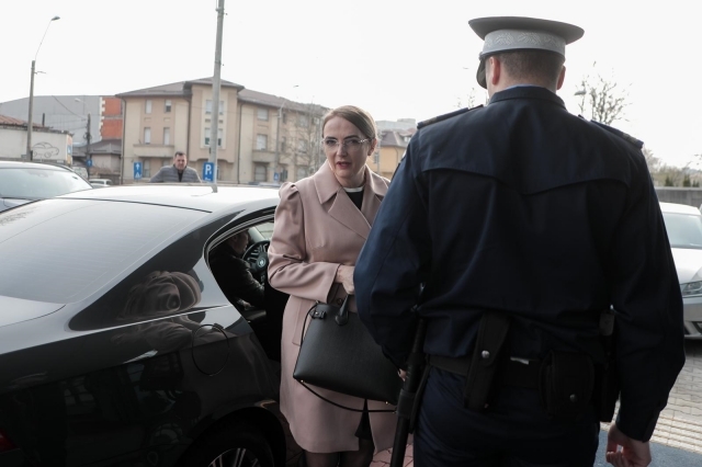 Presedinta Curtii de Apel Bucuresti, protejata de patru jandarmi la ...