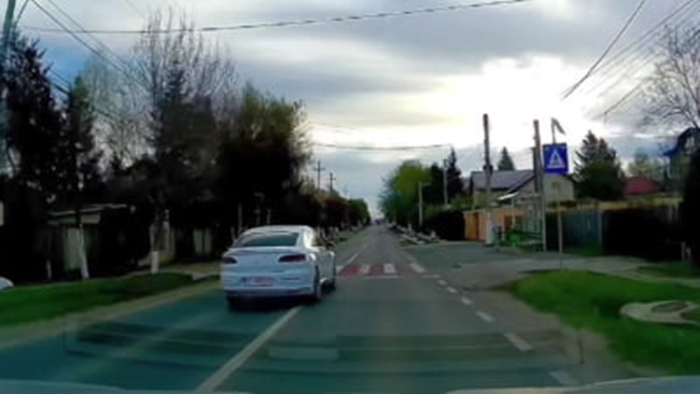 Amenda nu tine cont de epoleti! Politist surprins in trafic cand ...