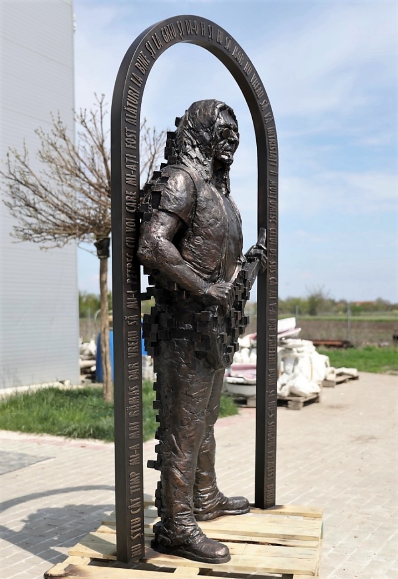 Statuia lui Adi Barar, fostul lider al trupei Cargo, expusa doar in ...