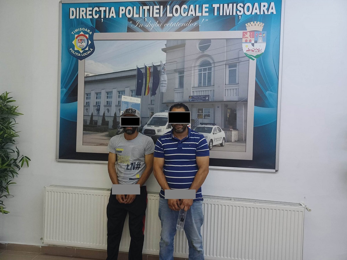 Politisti locali aflati in patrulare pe o strada din Timisoara ...