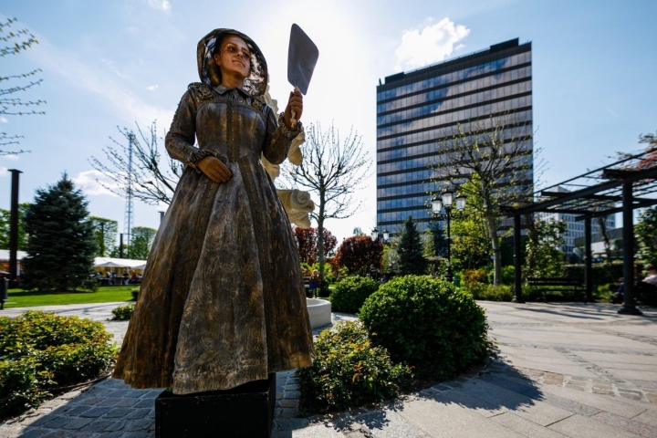 Balerina si Gorila gigant, acrobatii cu foc, statui vivante, personaje ...