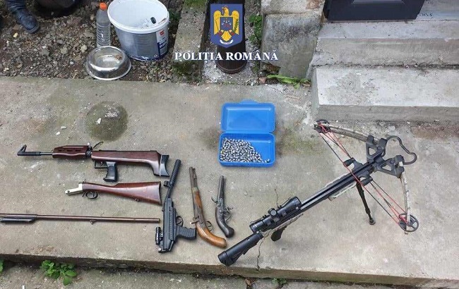 Descindere! Mai multe arme, printre care si o arbaleta cu luneta si ...