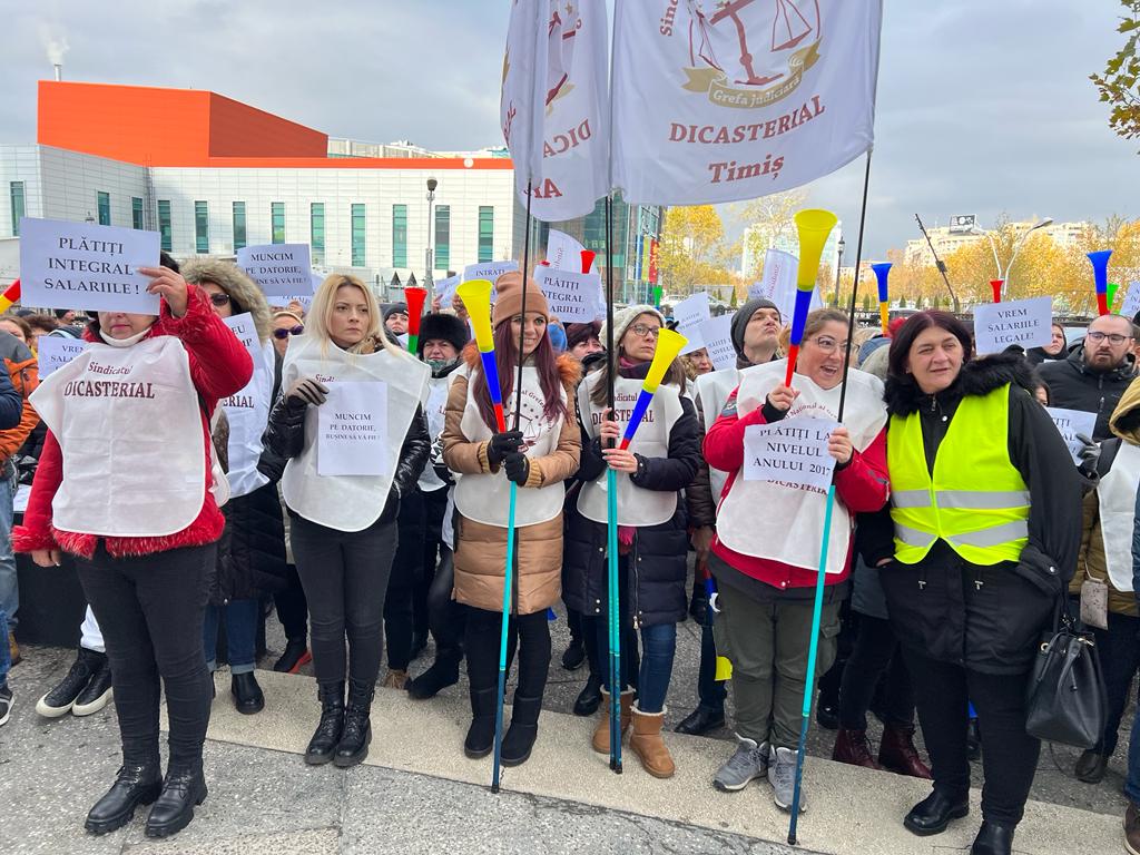 PROTEST! Sute de grefieri din toata tara s-au adunat in fata Inaltei ...