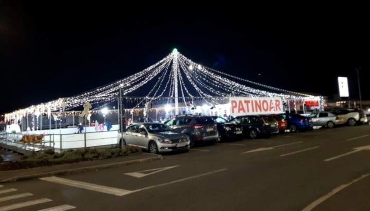 Incident la patinoarul din parcarea Prahova Value Centre! Un tanar in ... Incident la patinoarul din parcarea Prahova Value Centre! Un tanar in ...