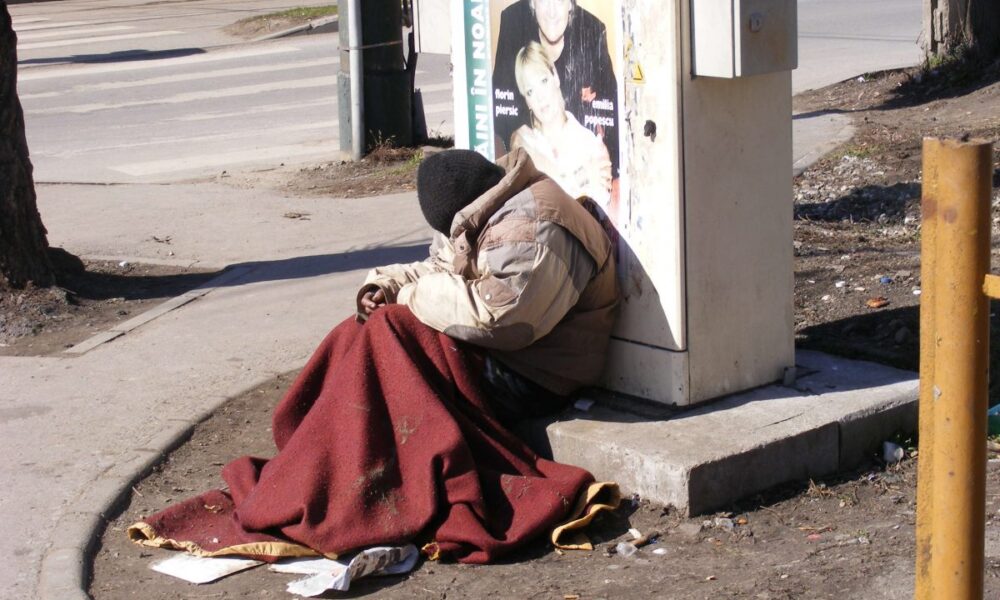 Oamenii strazii din Timisoara, salvati de ger in centrele sociale ale ...