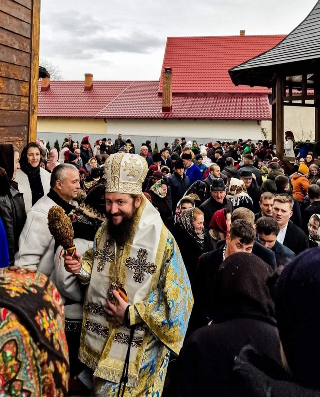 Episcopul vicar al Arhiepiscopiei Sucevei si Radautilor, parintele ...