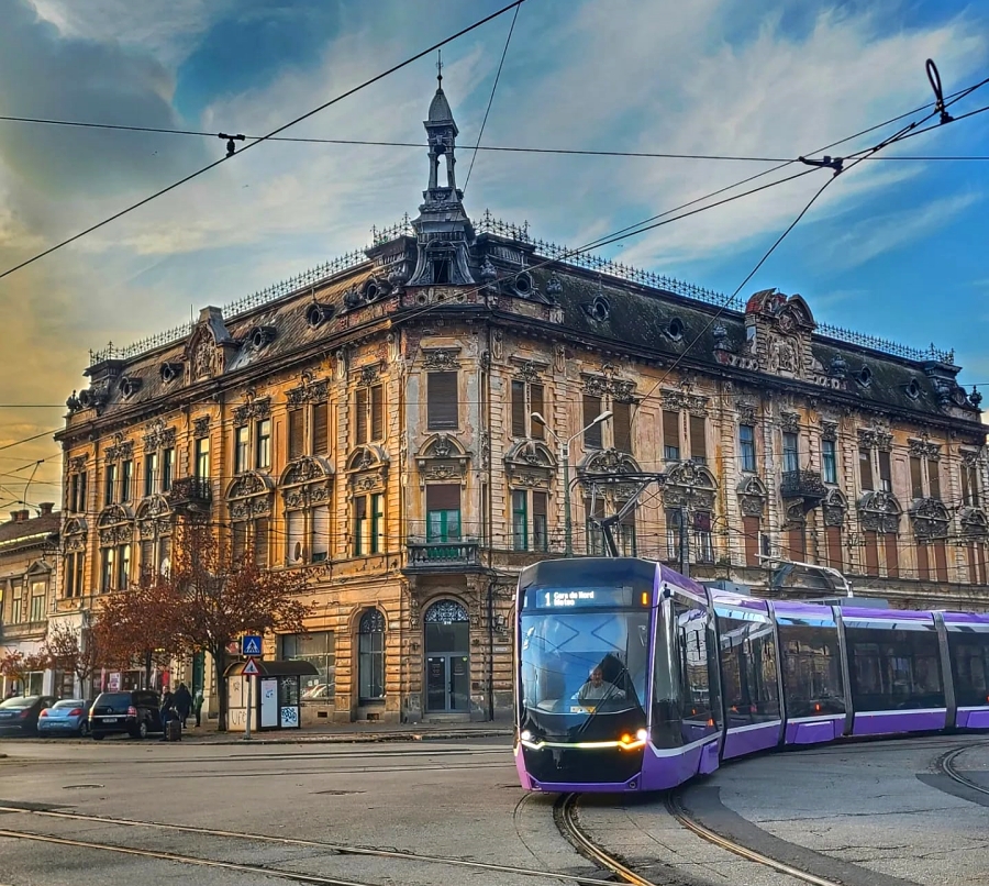 "Tramvaiul cultural", o galerie de arta in miscare, in mijlocul ...