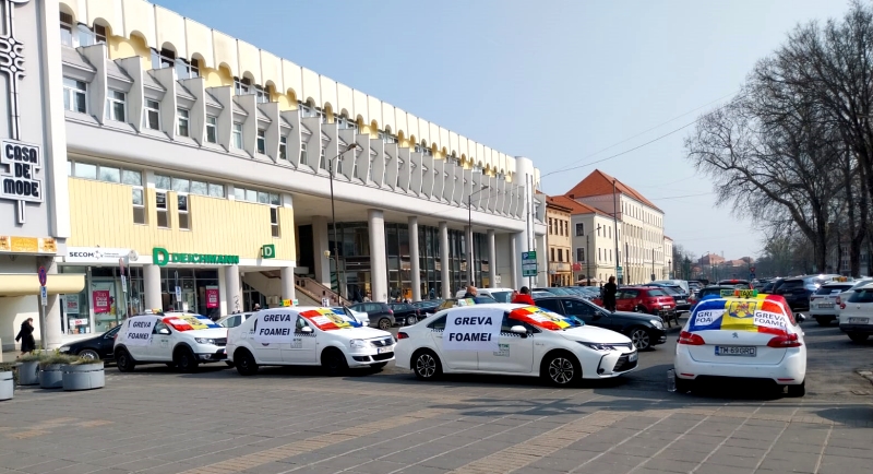Taximetristii au blocat circulatia din Timisoara, protestand impotriva ...