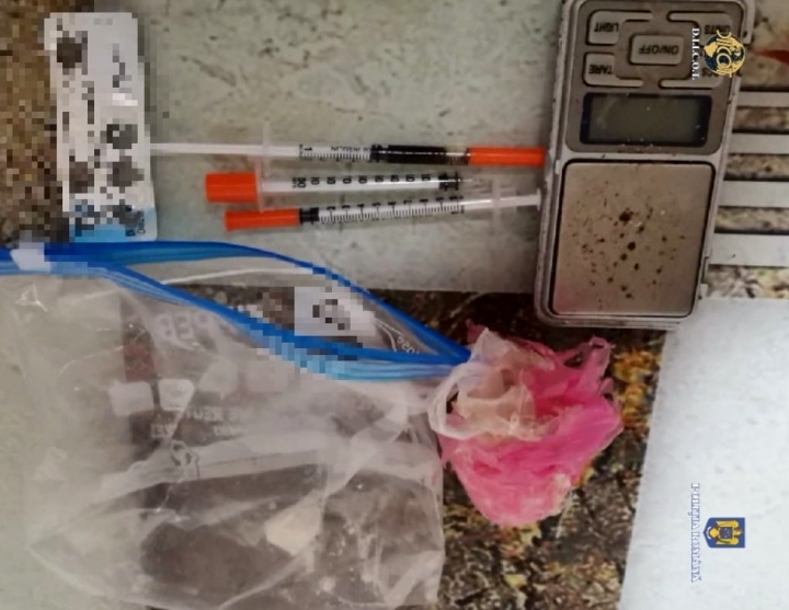 VIDEO / Perchezitii domiciliare la traficantii de droguri de mare risc ...