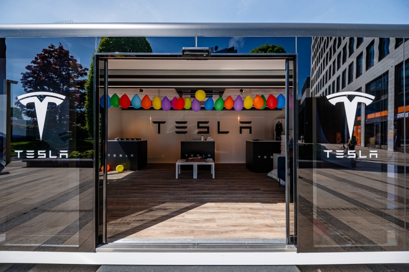 Primul Tesla Pop-Up Store din Romania s-a inaugurat in Iulius Town ...