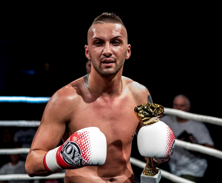 PE SURSE / Un luptator din circuitul GFC, atacat de mai multi indivizi ...