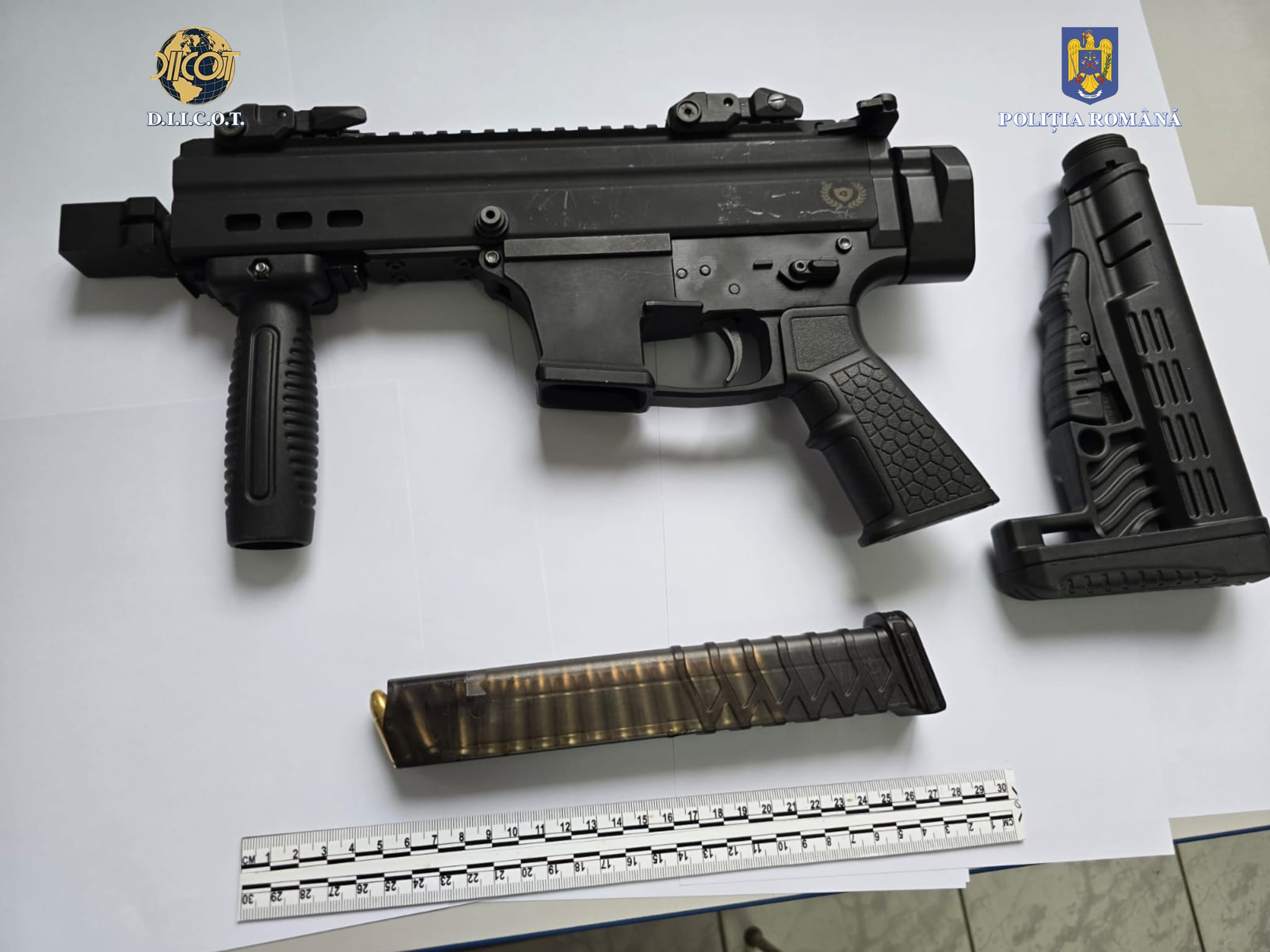 Traficant de arme, prins in flagrant avand asupra sa doua pistoale cu ...