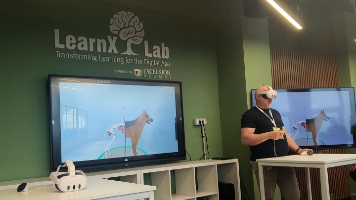 VIDEO / Rectorul USVT Cosmin Popescu, la lansarea LearnX Lab: "Gestionam inteligenta artificiala ...