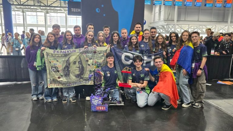 Medaliatii internationali din echipa de robotica Team CSH, premiati la Universitatea de Vest din ...