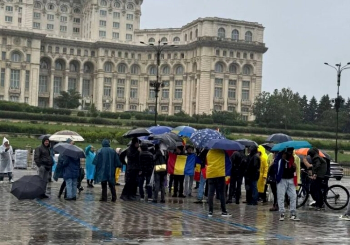 VIDEO / Doar cativa protestatari au rezistat in ploaie la "noua ...