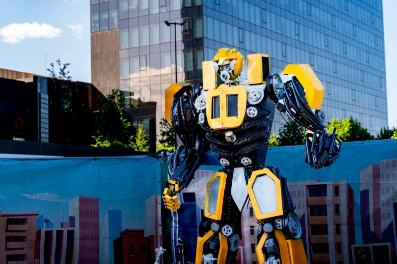 Expozitia "Transform Robots Alive" aduce 14 roboti gigant in Iulius ...
