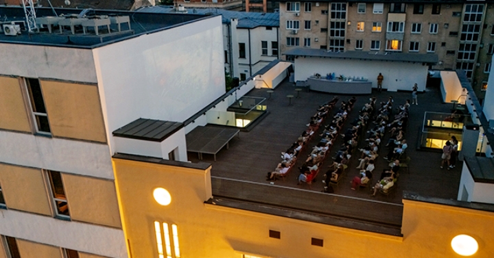 La Timisoara s-a inaugurat primul cinema rooftop din Romania. Sala in ...