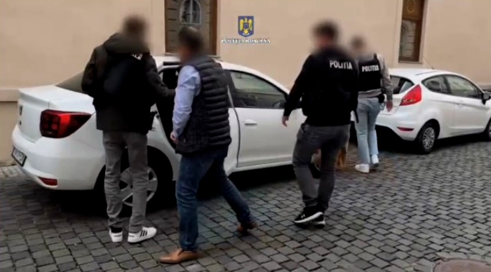 VIDEO / Secretarul Primariei Cheveresu Mare, judetul Timis, retinut de ...