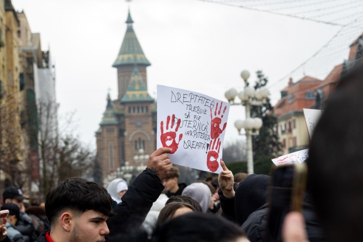 „Varsta nu sterge sange” / Protest in piata centrala a Timisoarei ...