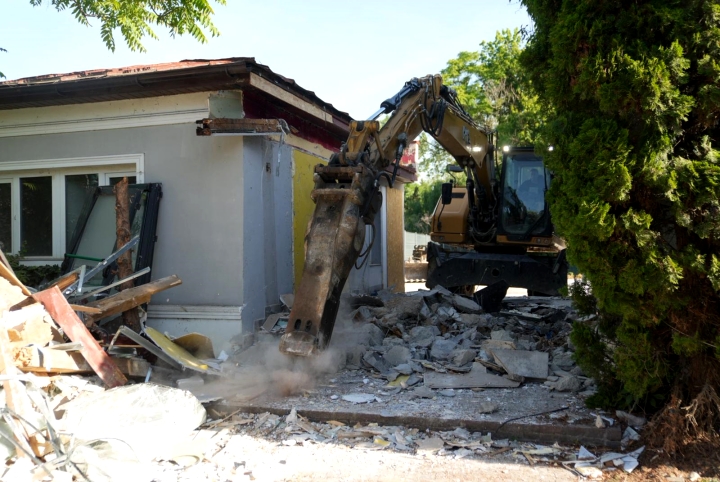 Inca o demolare la Timisoara: Un teren de peste 2.000 mp de pe malul ...