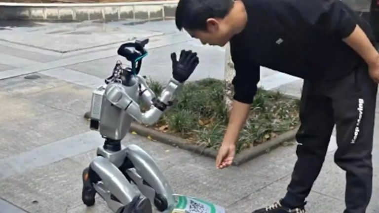 VIDEO / Experiment social inediat, in China: Roboti umanoizi, scosi la ...